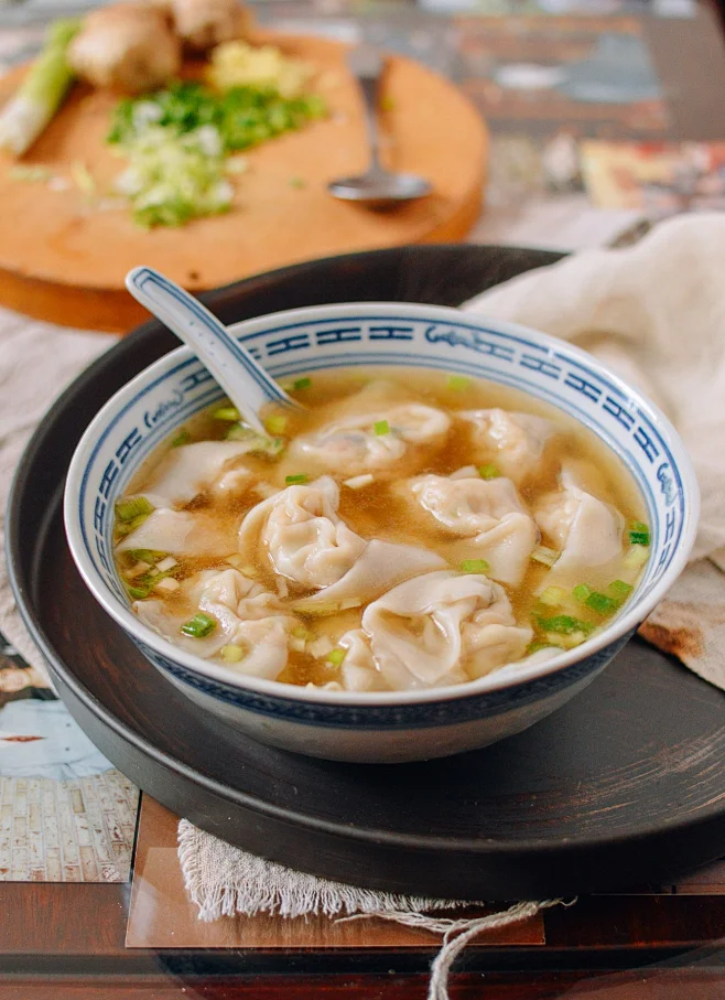 Bowl of Chicken Wonton Soup with Chinese Soup Spoon-花瓣网