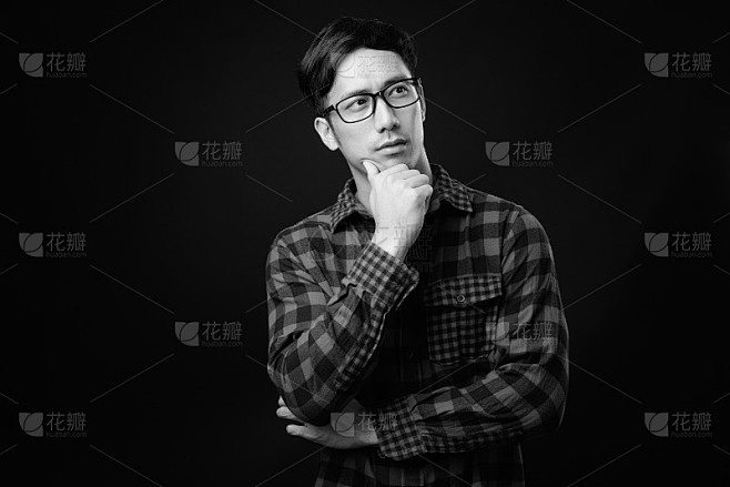 年轻英俊的亚洲男子与黑人背景 9473