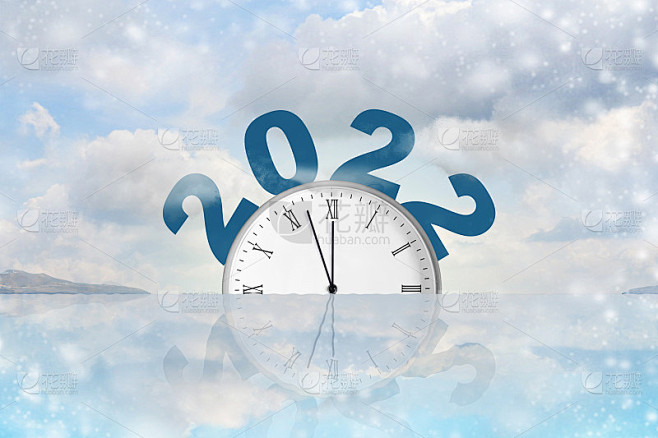 指针在12点的时钟。海中。多云的天空。地平线。数字2022。新年的概念。圣诞节的背景。节日的背景。