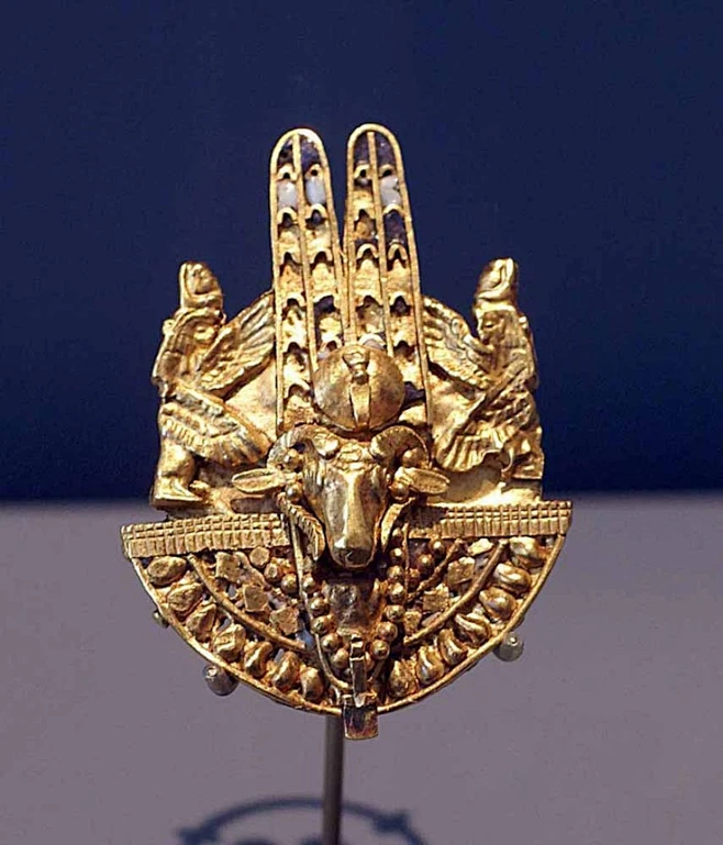 Shield-ring with Amun as crowned ram's head from tomb of ... | Egypt-花瓣网