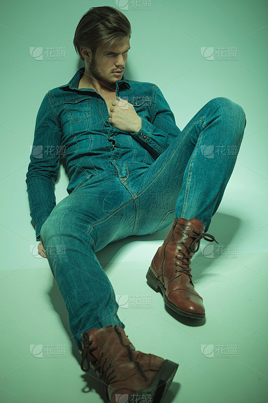 有魅力的时尚男士从镜头前看向别处