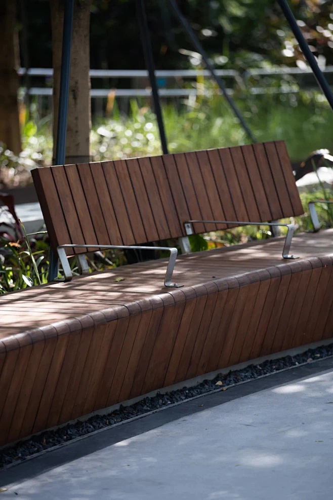 项目信息： 项目位置：深圳华侨城 项目面积：10000平方米 景观设计：Lab D+H SH上海事务所 ©️Lab D+H SH 摄影版权：鲁 ...