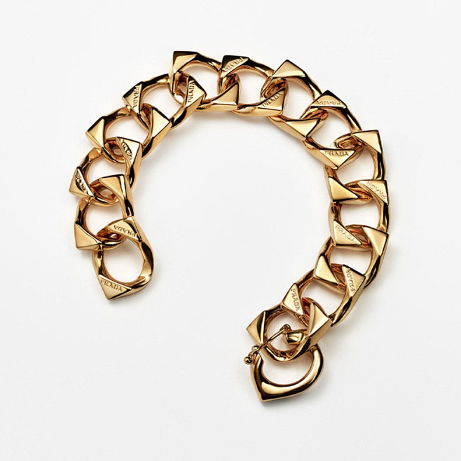 Prada 推出了首个 Fine Jewelry 系列「Eternal Gold」，以品牌标志性的三角徽标为核心元素，共由48件单品组成。新作 ...