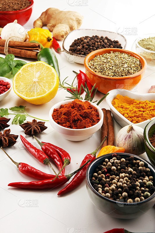 桌上有香料和香草。食物和烹饪材料。