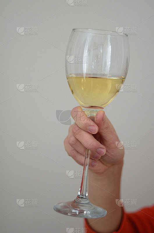 手里拿着酒杯 2435