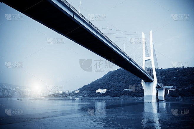 重庆，中国的中心城市，在长江上的天际线。