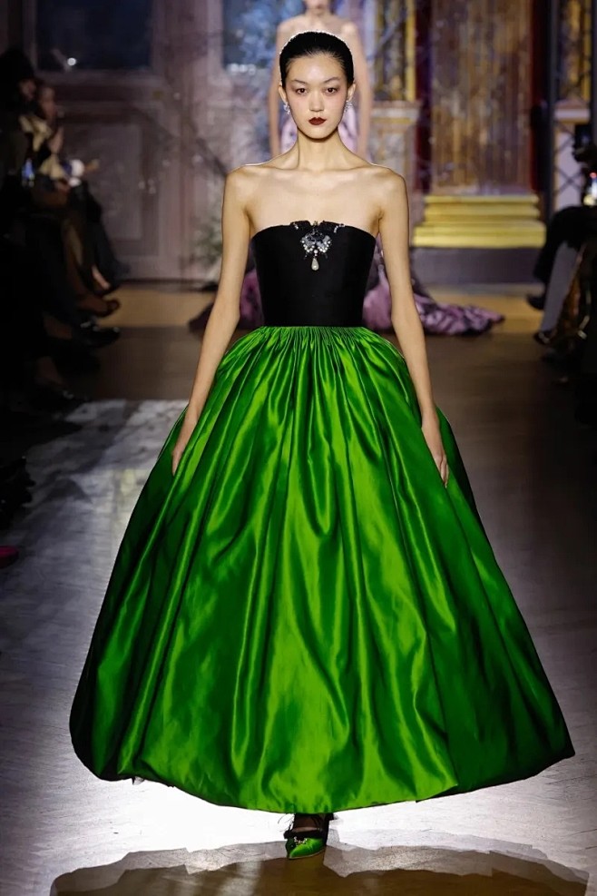 Miss Sohee 2023 春夏高定系列 Sohee Park是一位居住在英国伦敦的韩国女装设计师。她于 2020 年毕业于中央圣马丁学院 ...