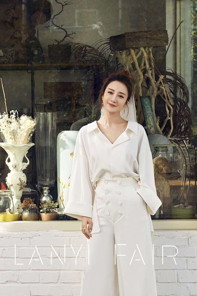 出演过《楚汉传奇》《新萧十一郎》的演员李依晓身穿兰奕屋语LANYI FAIR “率真”裤装婚纱，拍摄杂志大片。这套裤装加上头纱或者面纱，就是一 ...