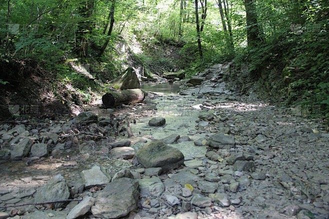 水从山腰流下，形成瀑布