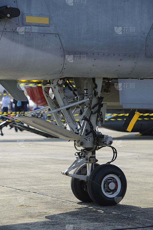 军用战斗机的前起落架