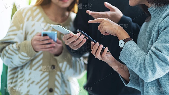 一群一起使用和看手机的年轻人素材-花瓣网