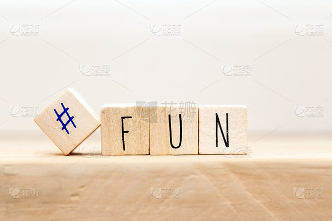 带有不同颜色标签和Fun字样的木制立方体，社交媒体概念背景