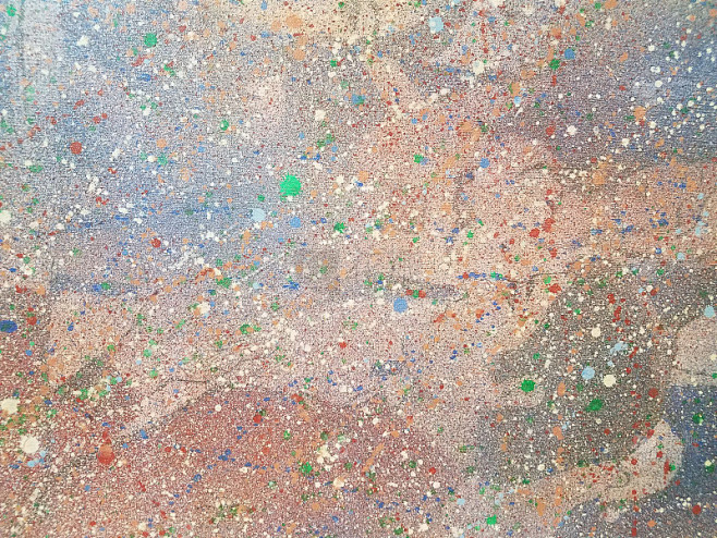 在表面上涂上斑点