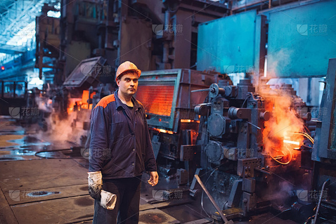 冶金厂炼钢厂的工人们。