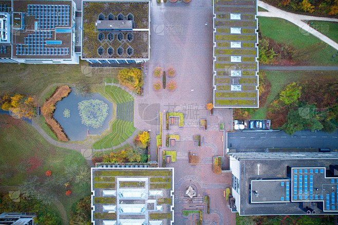 鸟瞰图:Zürich UZH大学校园Irchel在Zürich市，一个下雨天。