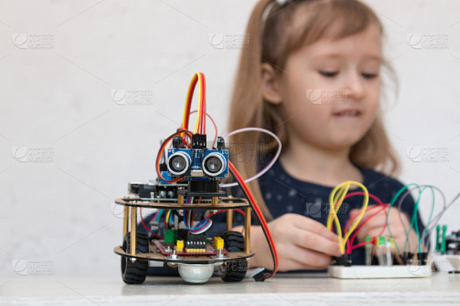 女孩和arduino机器人。