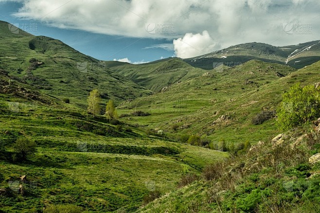 令人惊叹的山景。春天的景色有草地，山脉和天空。靠近Meghri村的Zanzegur山脉。亚美尼亚