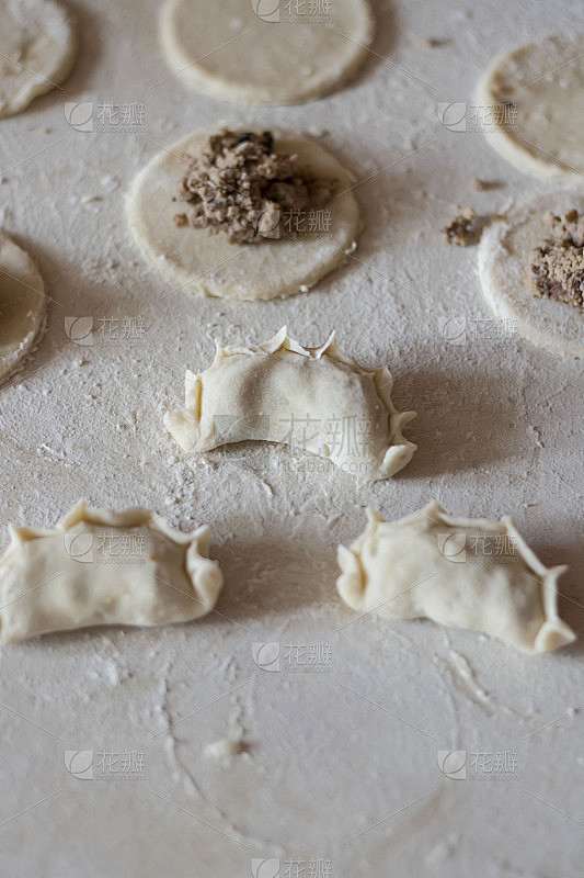 Variki配肉和蘑菇。