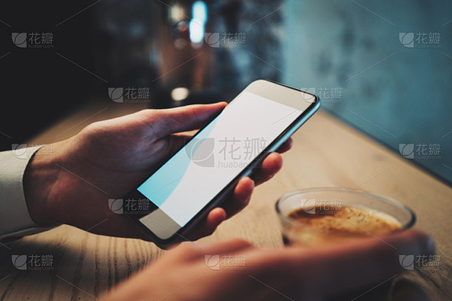 智能电话控股在女性手中的，并采取咖啡.