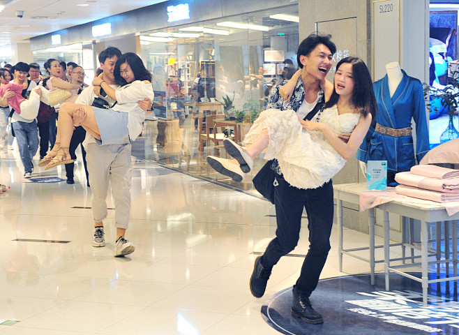 上海：商场举办七夕节“公主抱”赛跑 你追我赶情更浓-新闻频道-长城网