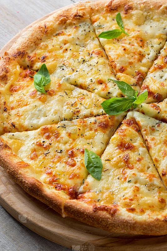披萨四乳酪放在竹制的木桌上素材-花瓣网