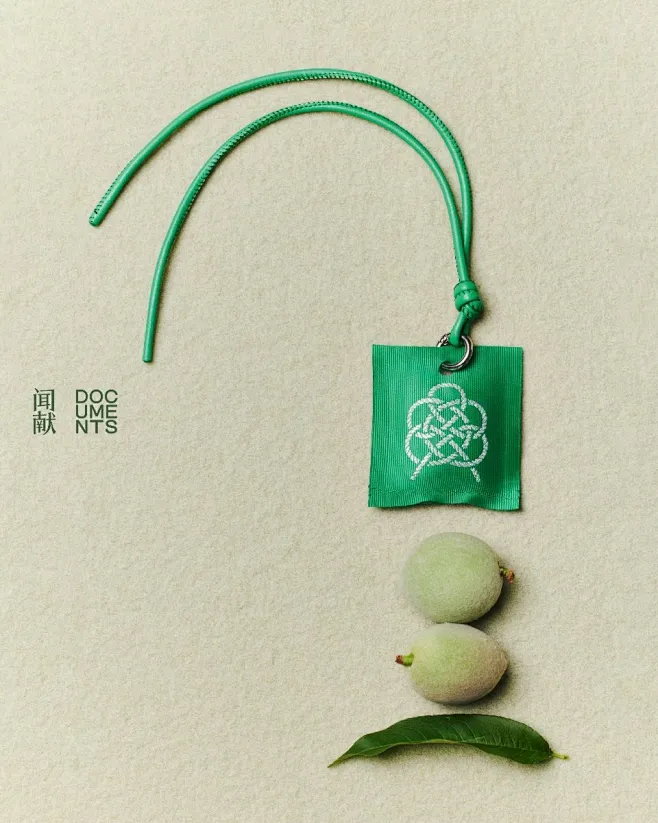 这可能包含：两个绿色水果位于白色表面上，旁边是一个写着 Peace Nuts 的标签-花瓣网