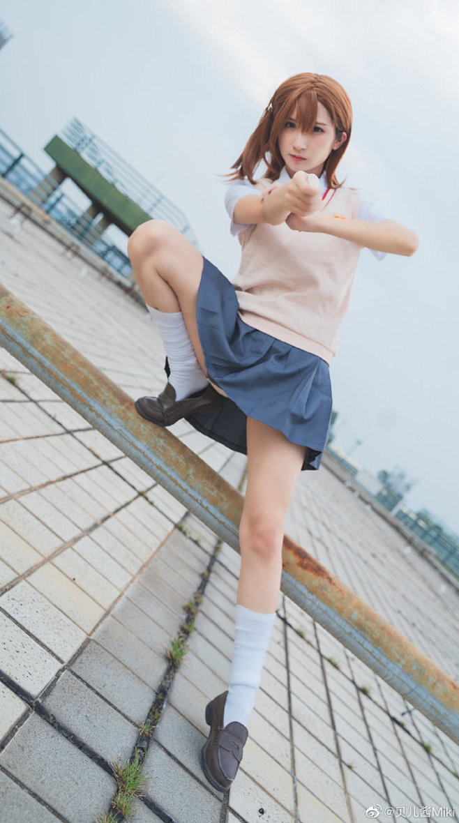 #COS正片# #御坂美琴# 御坂美琴：@贝儿酱Miki 摄影：@祈鹤- 说起来炮姐的图我拍起来有点心酸，第一次拍内存卡坏了图报废啦重拍，这次拍假发拿错并且没有带剪刀，而且当天还下大雨，假发不 ...