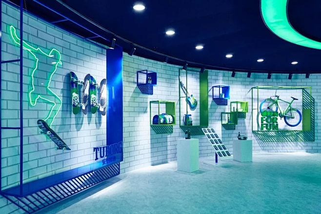 TUBORG X CLOT新视觉概念馆，展出了由CLOT主理人陈冠希亲自为本次跨界联名指导设计的三款潮流单品：2款联名T恤，以及1款雨伞，同时 ...