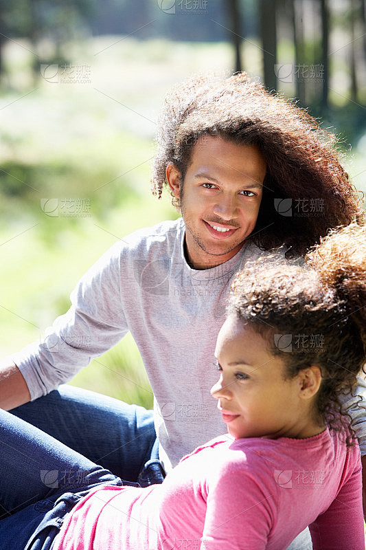 农村浪漫年轻夫妇的肖像