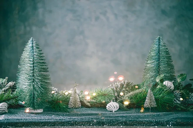 圣诞背景与圣诞树，冷杉绿，松果和灯在桌子上与节日的桌布在墙的背景图片下载-花瓣网