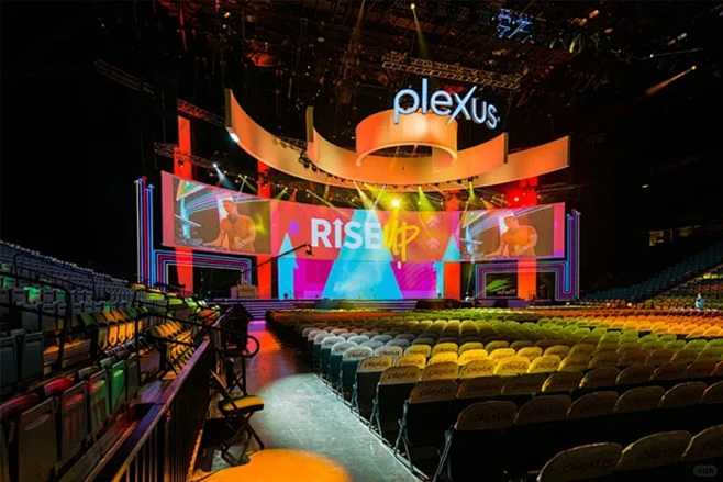 Plexus发布会|用圆弧冰屏构成创意舞美-花瓣网