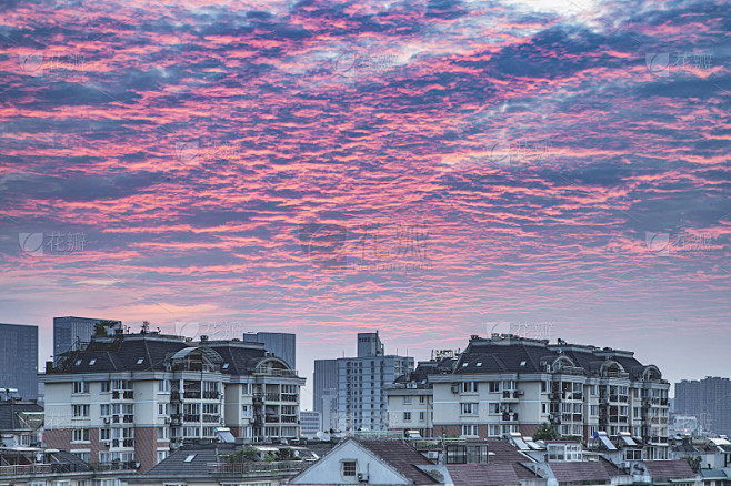 中国杭州，城市建筑在早晨燃烧的云下
