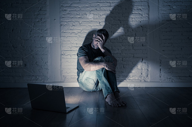 Severely distraught young men with laptop sufferin