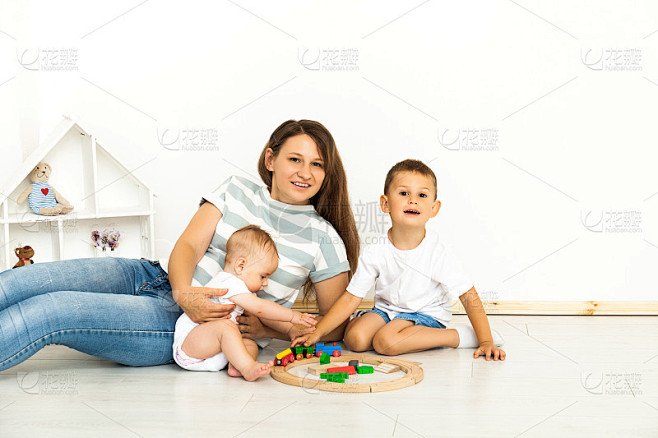 妈妈和孩子们在室内玩游戏 6071