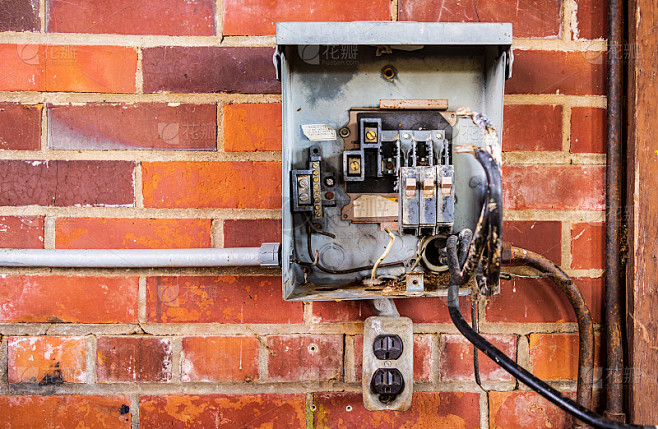 又旧又破的电箱