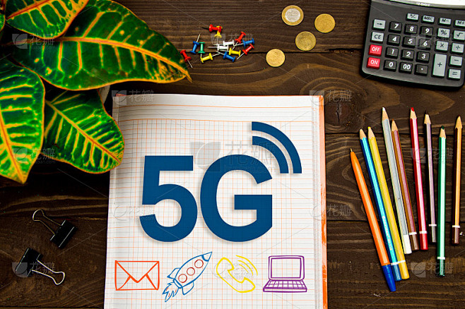 笔记本上有笔记5G，办公桌上有工具。带有信息图元素的概念。
