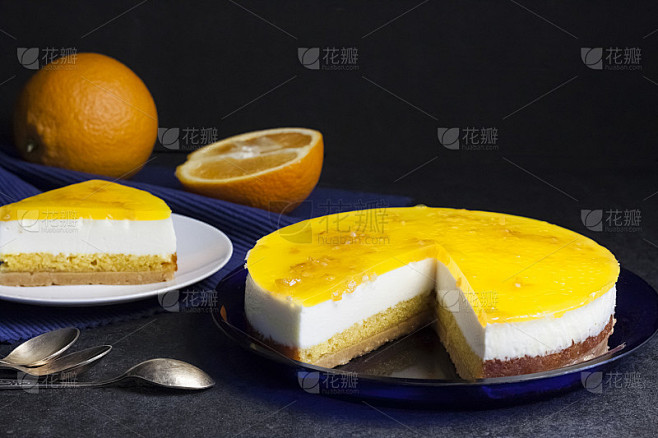 橘子蛋糕配奶油慕斯和橘子果冻