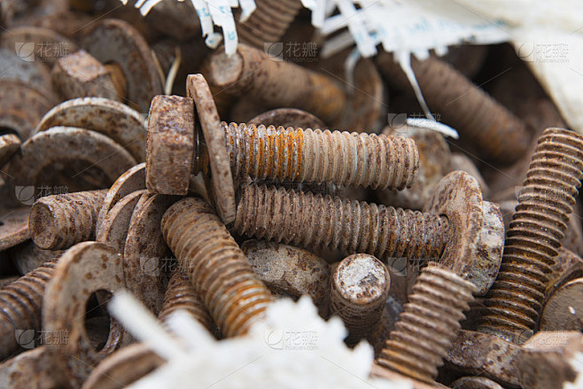 生锈的螺栓和螺母。