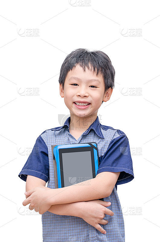 男孩微笑着拿着平板电脑