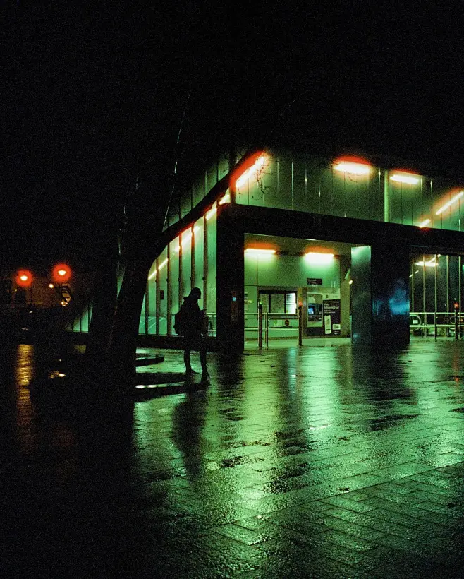 雨天的街 Peter Varsics-花瓣网