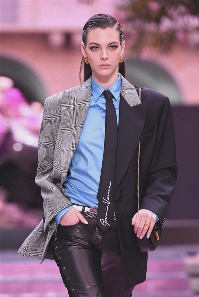 维多利亚·切蕾蒂 (Vittoria Ceretti)，1998年6月7日出生于意大利布雷西亚，个人非常喜欢的一名模特。拥有一张“与世不同”的中性脸