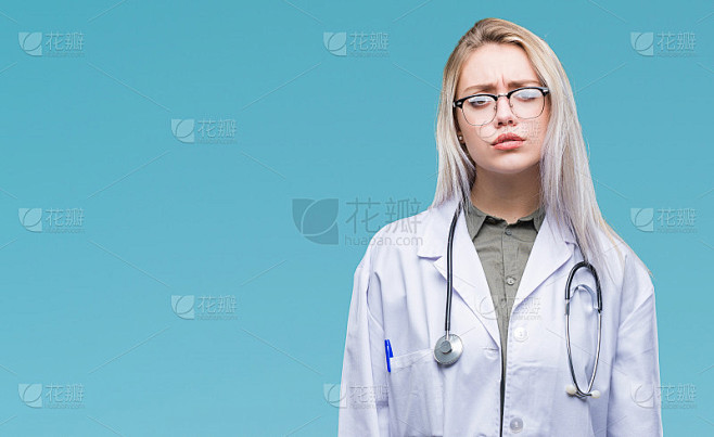 年轻的金发女医生对孤立的背景怀疑和紧张，皱着眉头心烦，因为问题。消极的人。