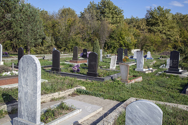 基督教墓地，秋天老墓地的墓碑，