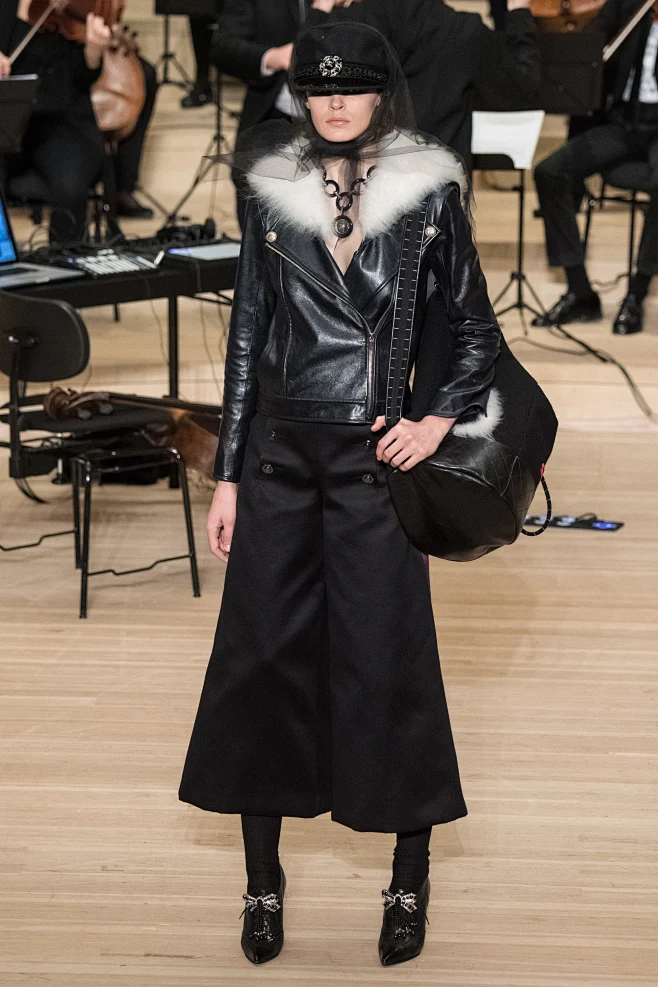 Chanel Pre-Fall 2018 Fashion Show : The complete Chanel Pre-Fall 2018 ...