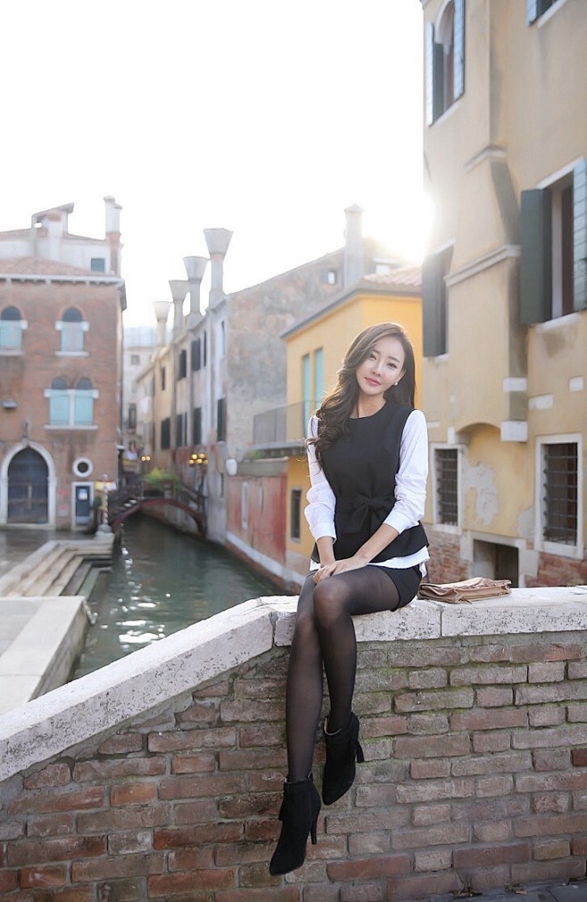 女性坐姿照片人体结构参考来自cgbook.cn (133)