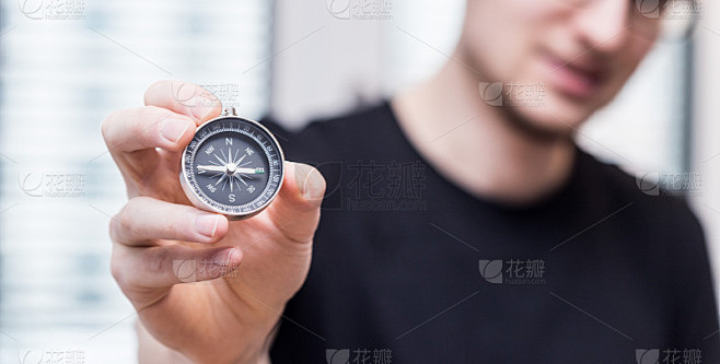 手拿指南针的年轻自由职业者