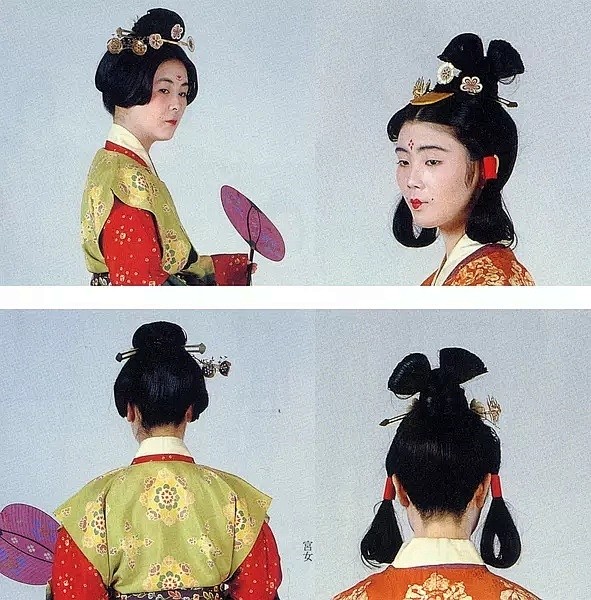 #服装# 日本人复原的奈良时代贵族女性着装。虽然“奈良时代服饰全盘复制唐”的说法传播极广，但其可信度却存疑。首先奈良时代流传的本土文物（尤其是 ...