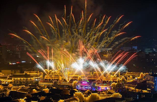 “五一”上演烟花秀 江西万载古城流光溢彩