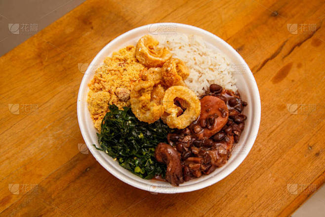 Feijoada，巴西烹饪传统。由feijoada和Crling组成的美味菜肴