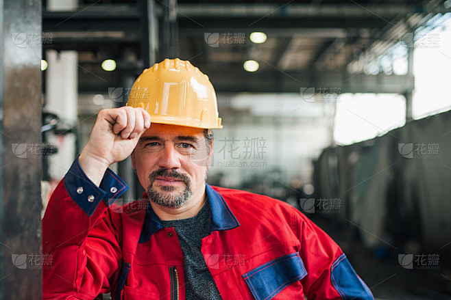 一个成熟的重工业工人在工厂的肖像，头像。